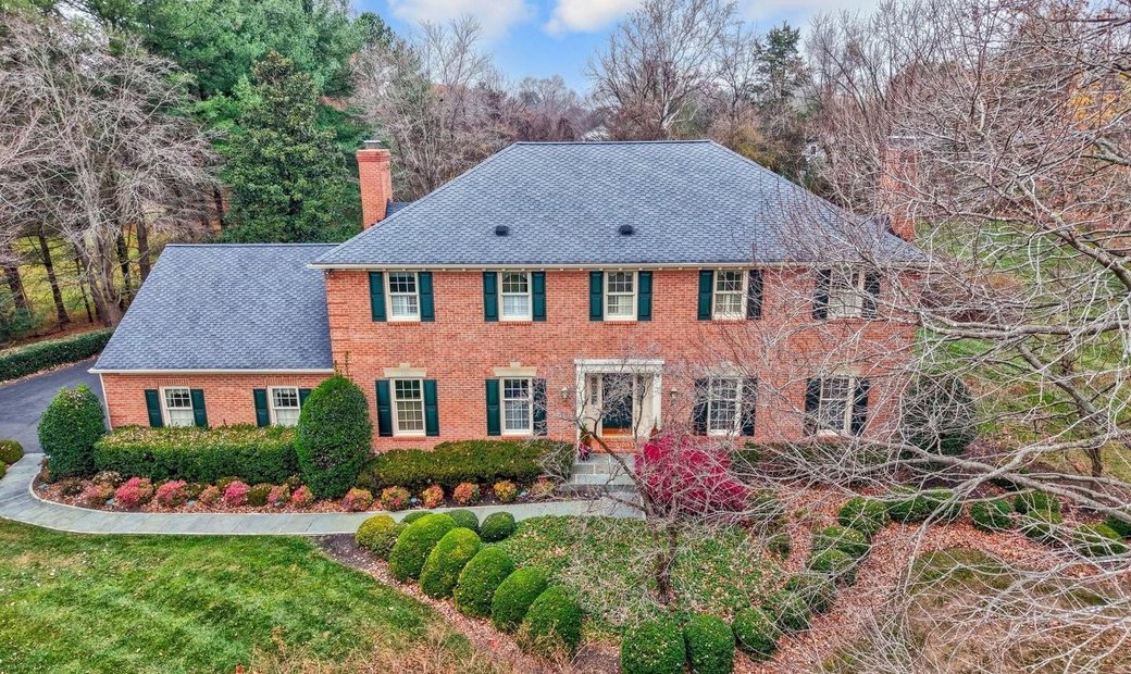 Classic Colonial Estate With In Great Falls, Virginia, Vereinigte ...