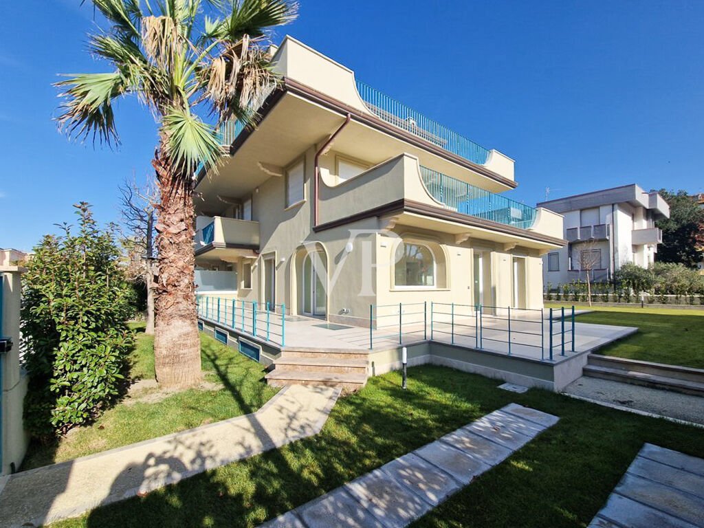 Appartamento Di Prestigio Con Ampio Giardino In Viareggio, Tuscany ...