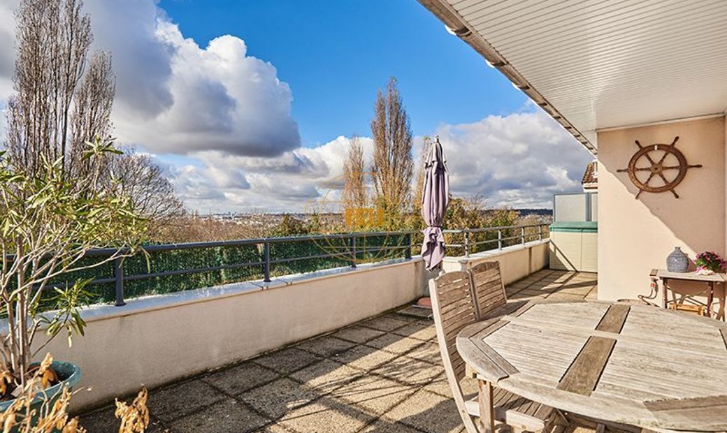 Family Terrace Apartment With In Noisy Le Grand, île De France, France ...
