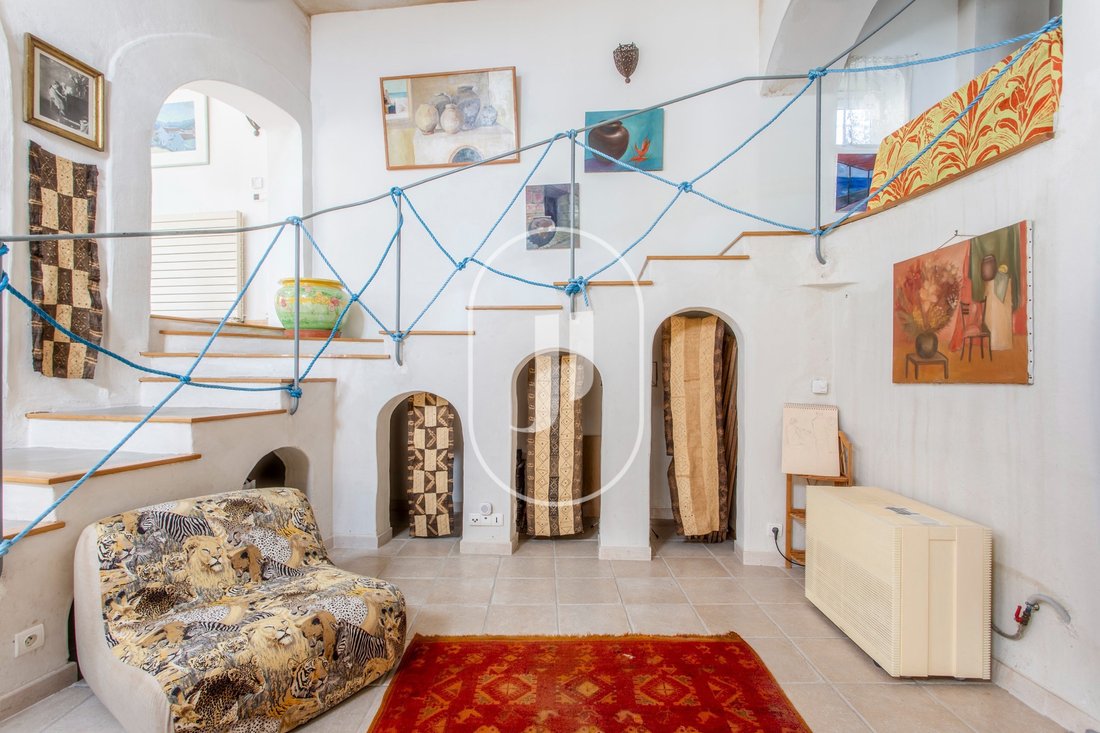 Propriété Atypique Avec Piscine Et Jardin Paysagé à En Uzès, Occitania ...