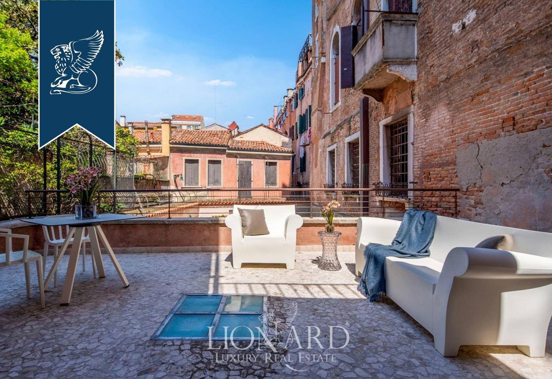 Luxury Estate With Courtyard And Dock On Venice's In Venice, Veneto ...