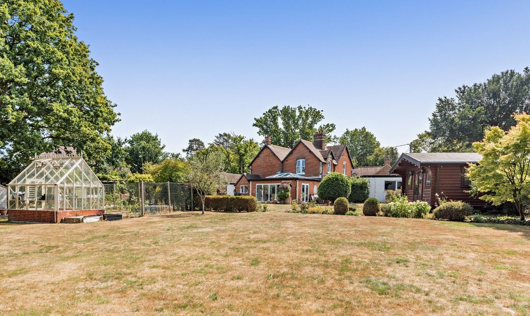 An Attractive Detached Family Home With En Tutts Clump, Inglaterra ...