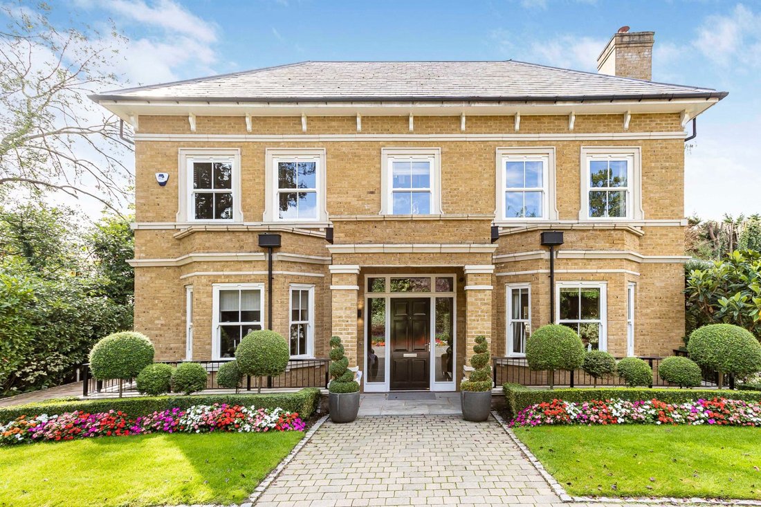 Stunning Home In A Private Road, Accessed In Barnet, England, United ...