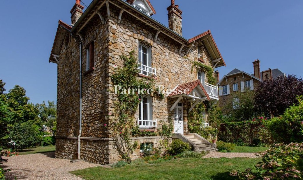 Una Casa De Piedra En Una En Le Chesnay Rocquencourt, Isla De Francia ...