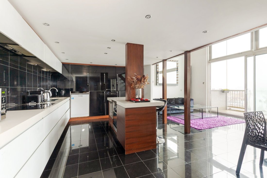 A Three Bedroom Flat In The Piper Building In London, England, United ...