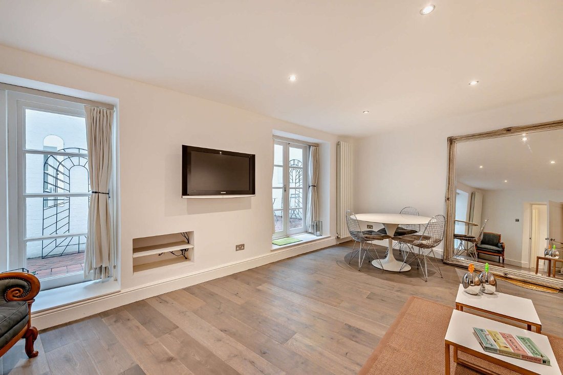 Flat Apartment, Brompton Square, Chelsea, In London, England, United ...