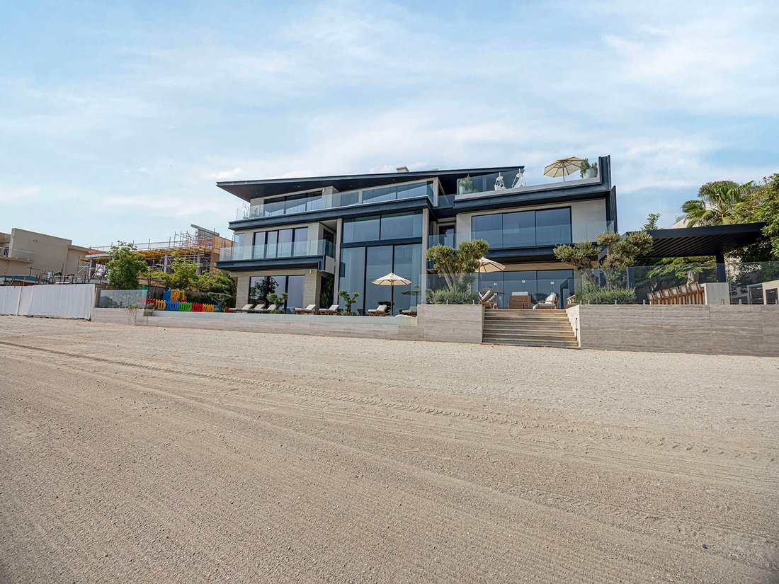 Palm Jumeirah Ultra Luxury Custom Built In Dubai, Dubai, United Arab ...