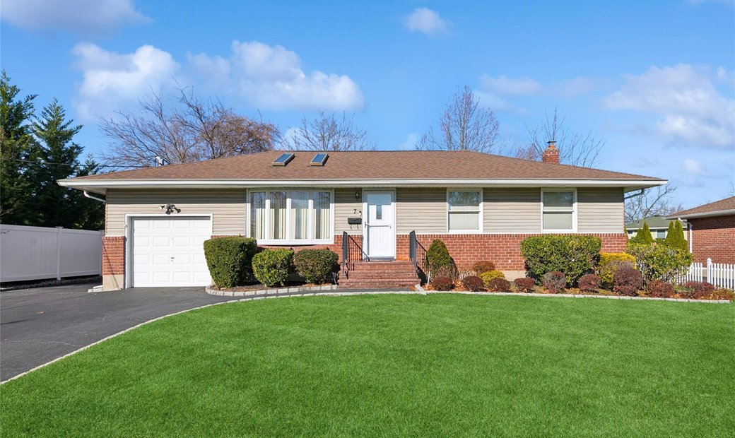 7 Joyce Lane Commack, New York In Commack, New York, United States For ...