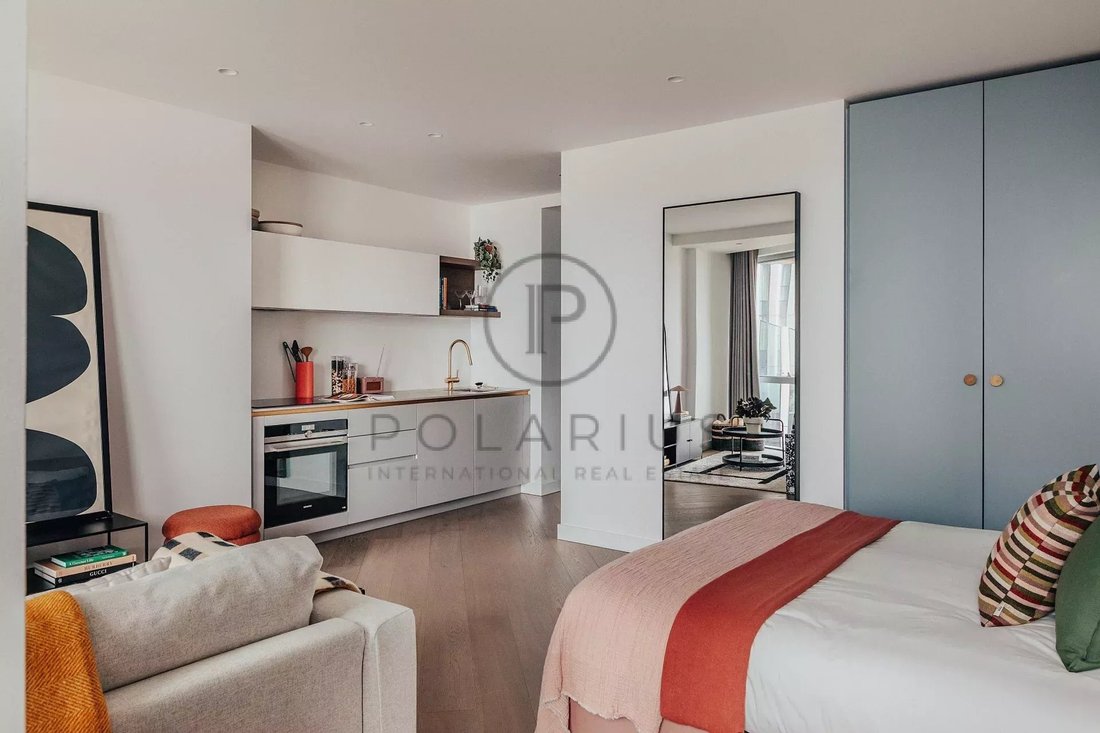 Stylish Studio Apartment With River Views – In London, England, United ...