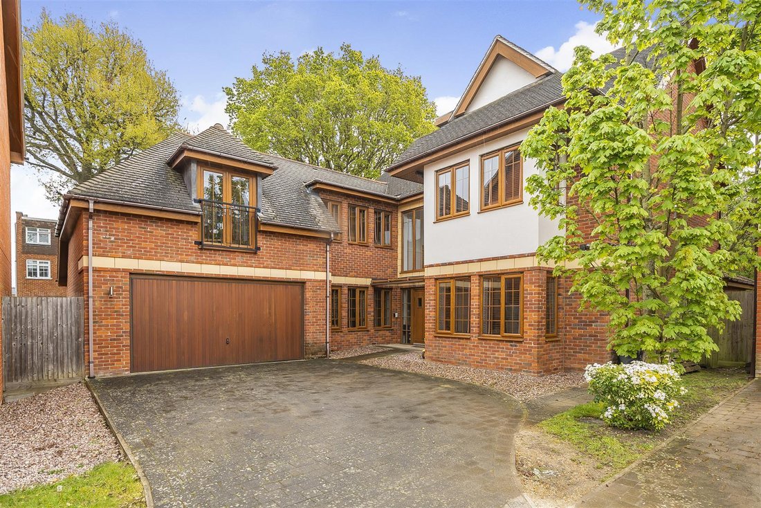 Blagrove Crescent, Ruislip In Ruislip, England, United Kingdom For Sale ...