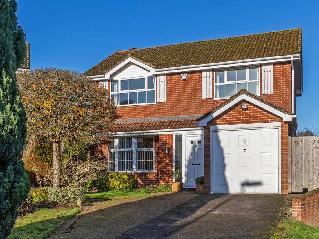 A Lovely 4 Bedroom Detached Family Home In Basingstoke, England, United ...