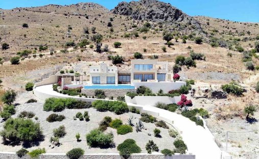 Luxe moderne maisons à vendre à Mires, Grèce | JamesEdition