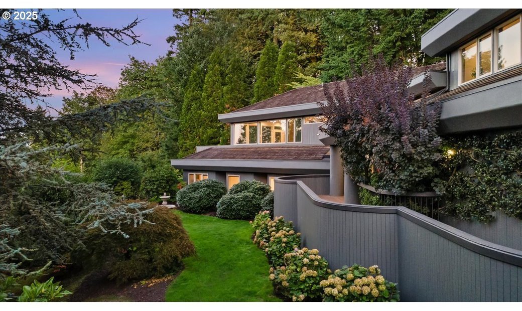 Outstanding Home Blends Urban Design With In Portland, Oregon, United ...