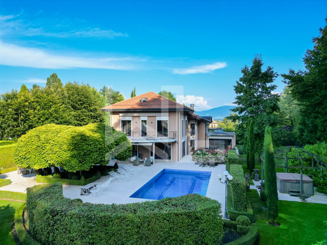 Propriété Discrète En Plein Cœur De Terre Sainte In Mies, Vaud ...
