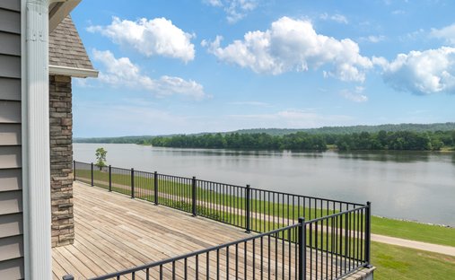 Luxury river view homes for sale in Sugar Tree, Tennessee | JamesEdition