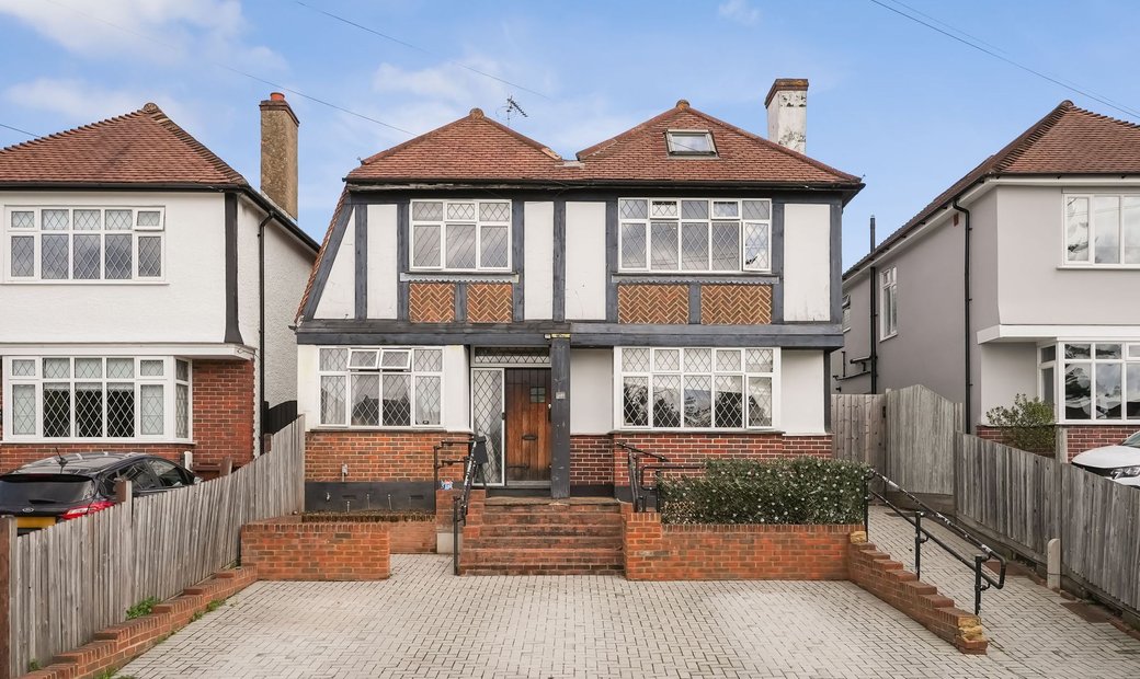 Thorndon Gardens, Epsom, Kt19 In Epsom, England, United Kingdom For ...