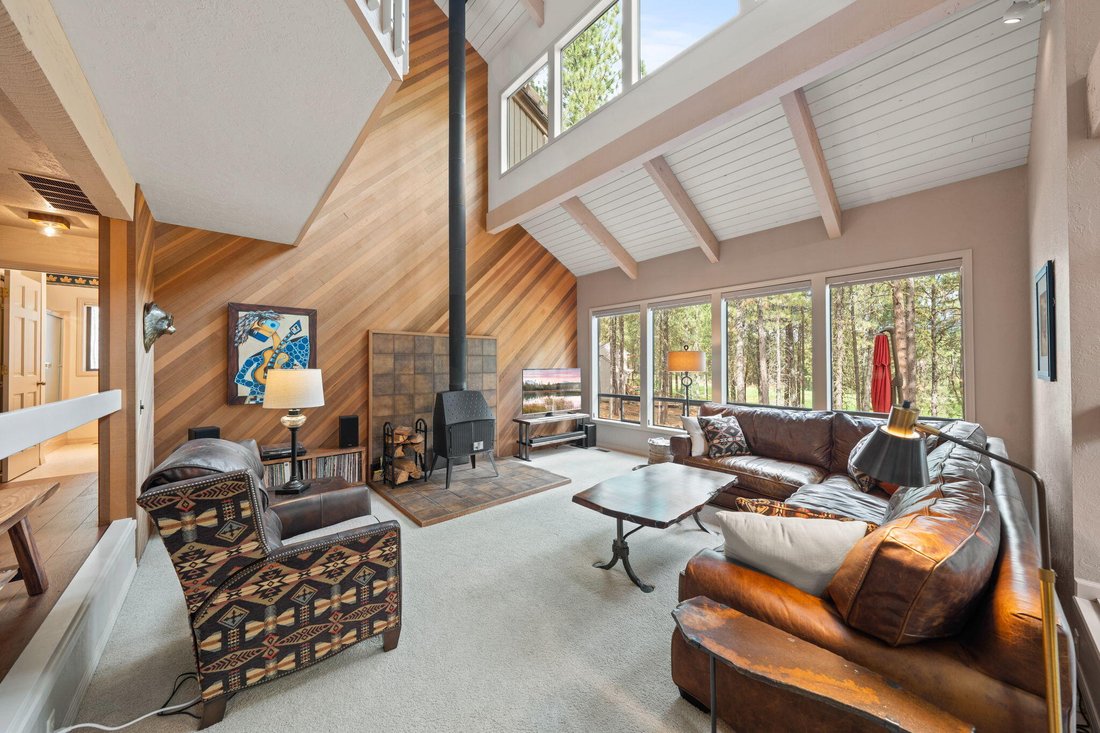 Single Family Residence In Black In Black Butte Ranch, Oregon, United ...