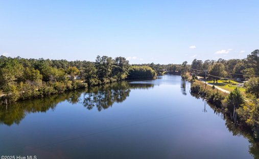Luxe au bord du lac maisons à vendre en Currie, Caroline du Nord ...
