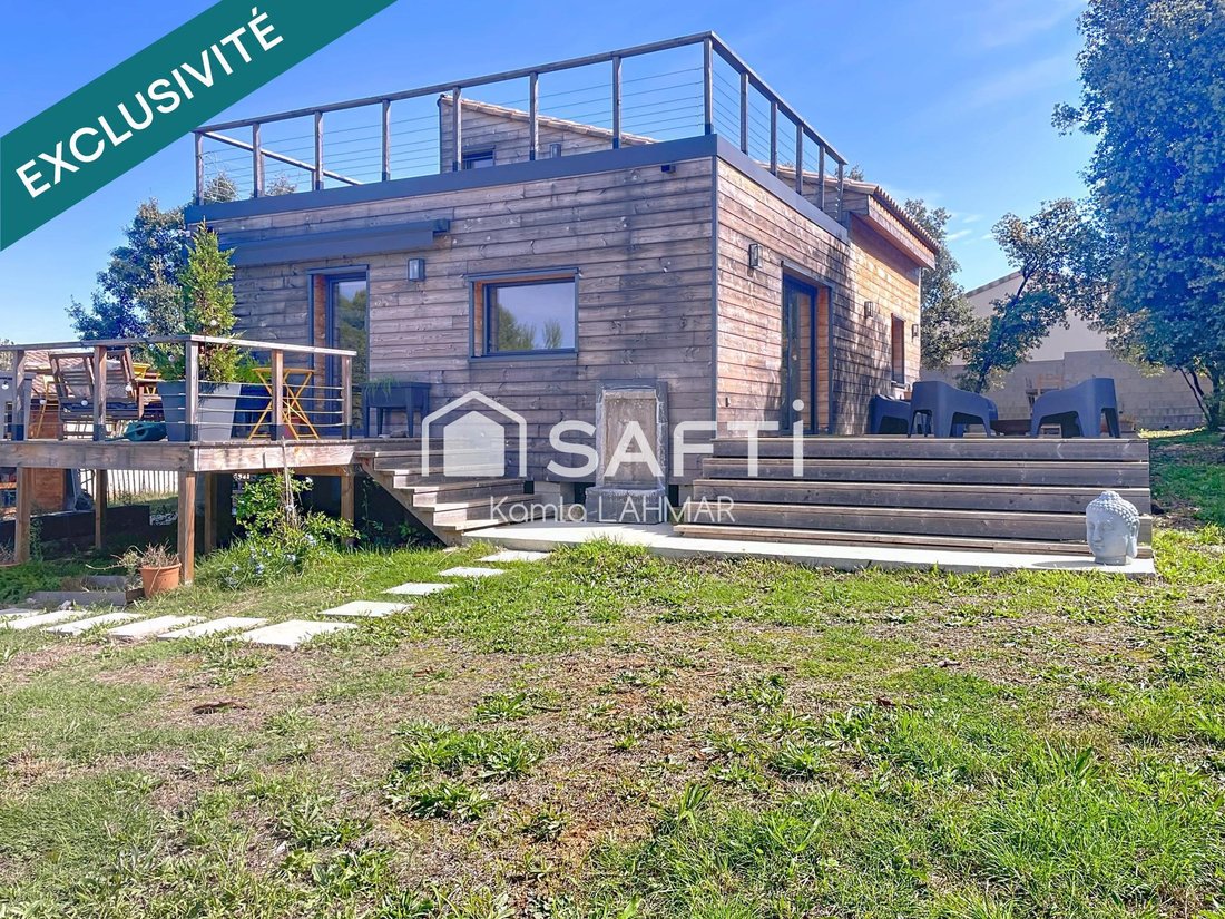 Collias Maison D'architecte En Bois Récente,Vue En Collias, Occitania ...