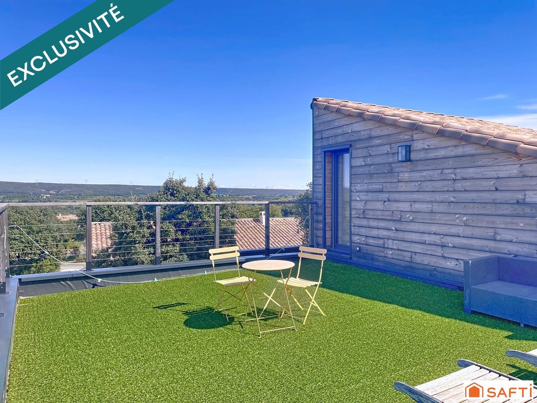 Collias Maison D'architecte En Bois Récente,Vue En Collias, Occitania ...