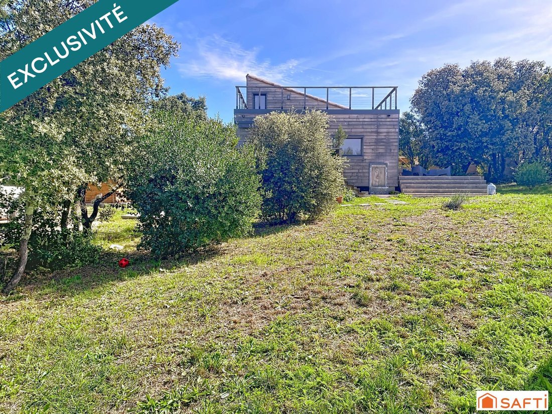 Collias Maison D'architecte En Bois Récente,Vue En Collias, Occitania ...