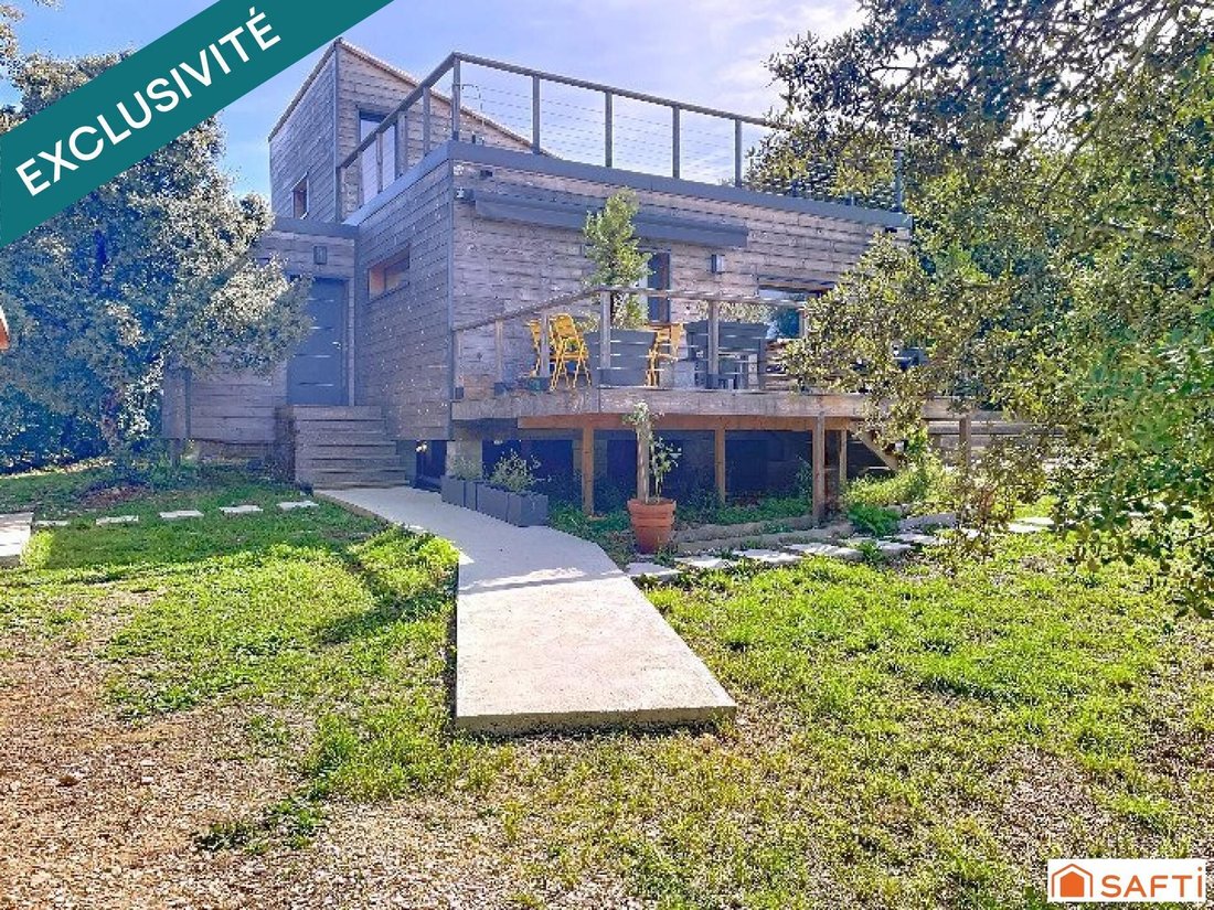 Collias Maison D'architecte En Bois Récente,Vue En Collias, Occitania ...