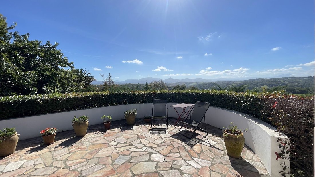 Vue Panoramique Sur Les Montagnes Maison In Anglet, Nouvelle Aquitaine ...