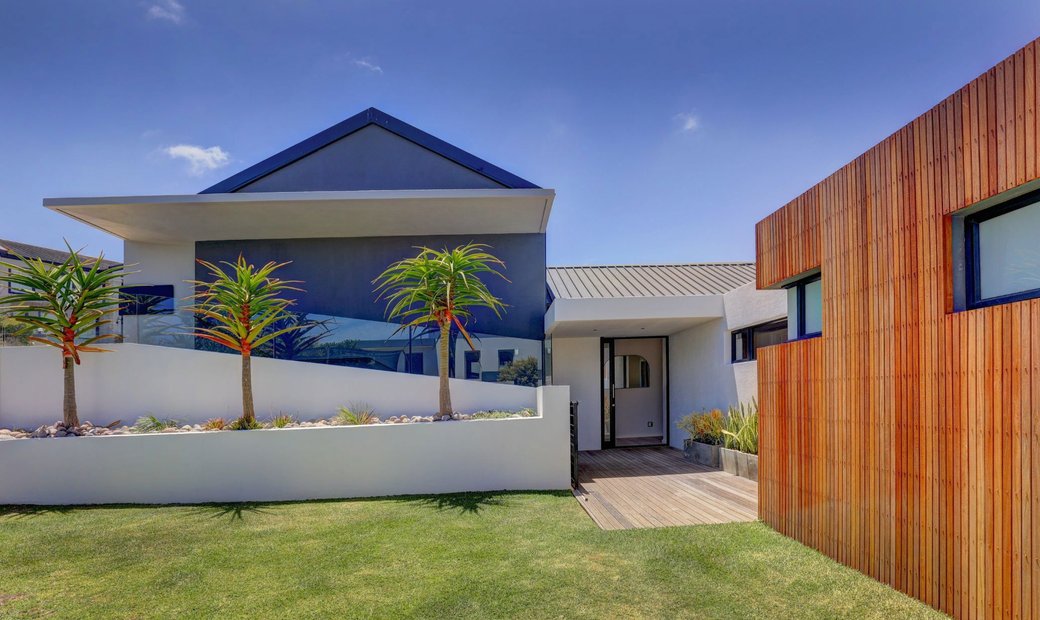 Modern Family Living In Pinnacle Point Golf Estate, South Africa For ...