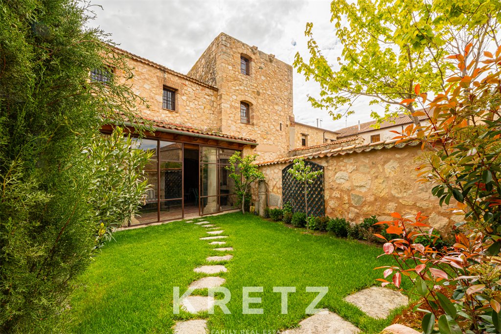 Torre Medieval Del Siglo Xiii Con En Vegas De Matute, Castilla Y León ...