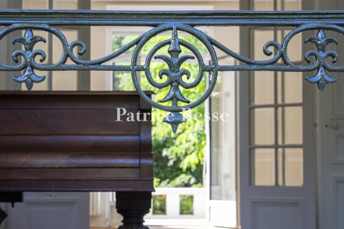 A Fully Renovated, 263 M² Bourgeois In Saint Maurice, île De France ...