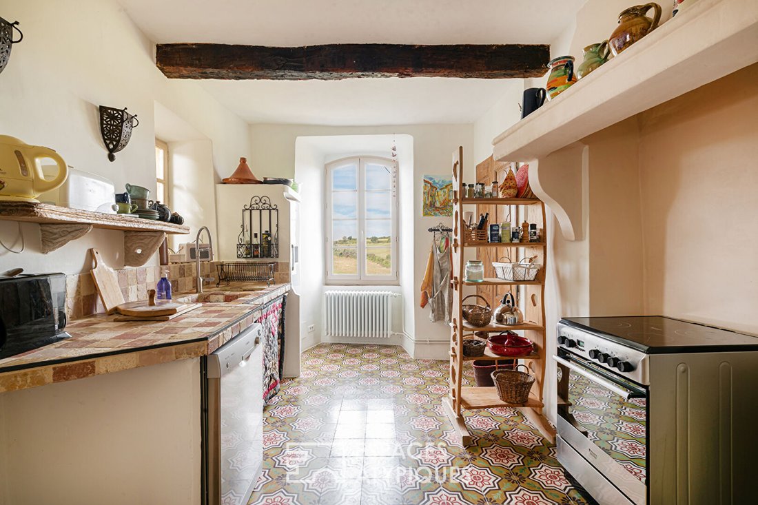 Maison Et Son église Rénovée Dans Vachères, Provence Alpes Côte D'azur ...