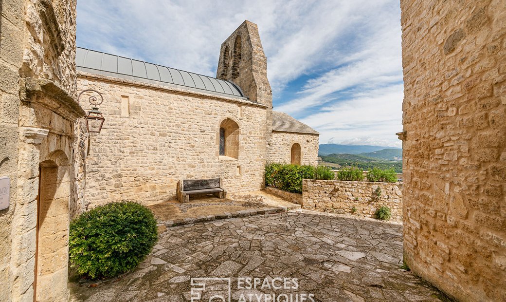 Maison Et Son église Rénovée Dans Vachères, Provence Alpes Côte D'azur ...