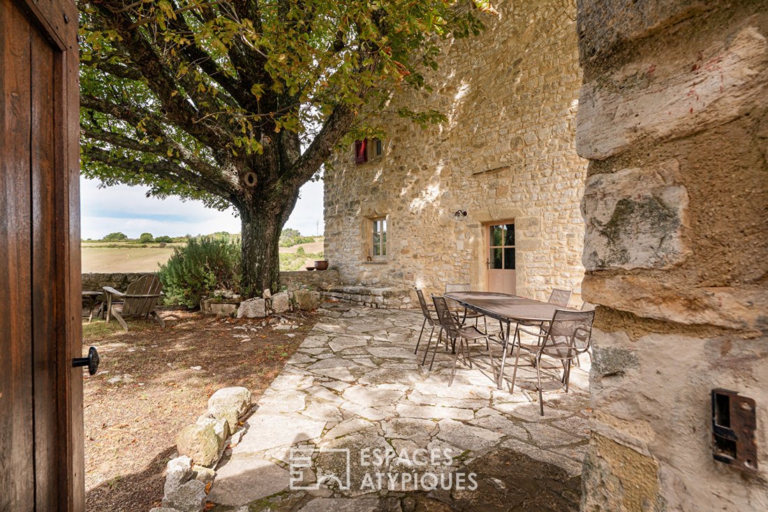 Maison Et Son église Rénovée Dans Vachères, Provence Alpes Côte D'azur ...