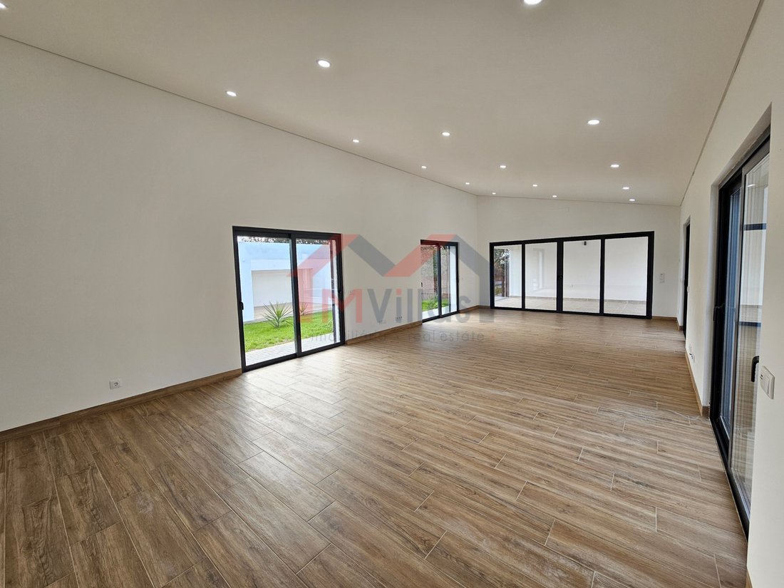 3 Bedroom Villa With Garage And Pool En Loule (Sao Clemente), Algarve ...