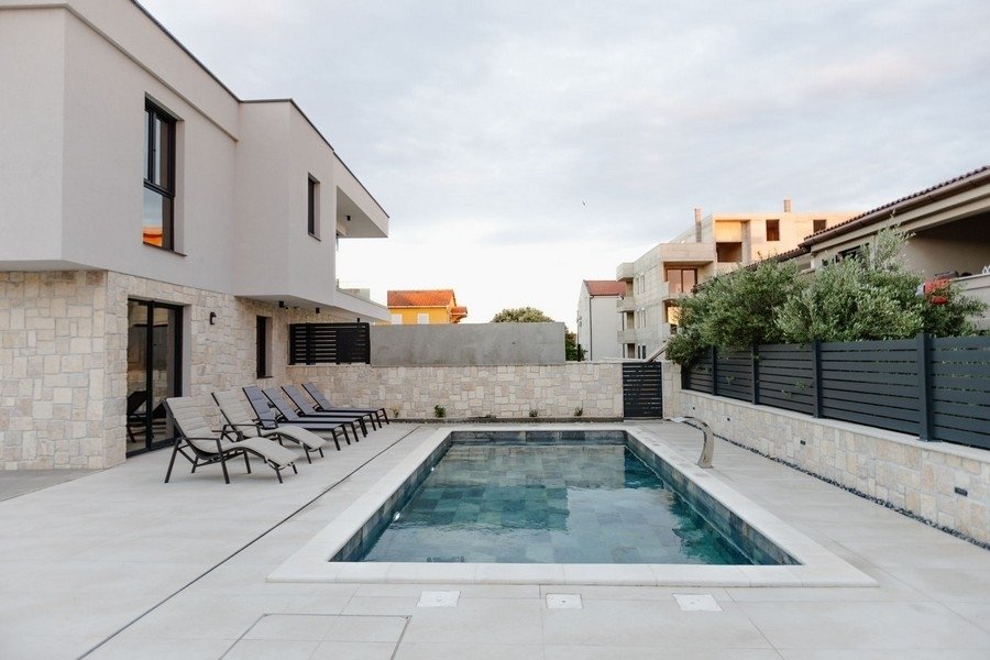 Moderne Doppelhaushälfte Mit Pool Und Meerblick In Mandre, Kroatien Zu ...