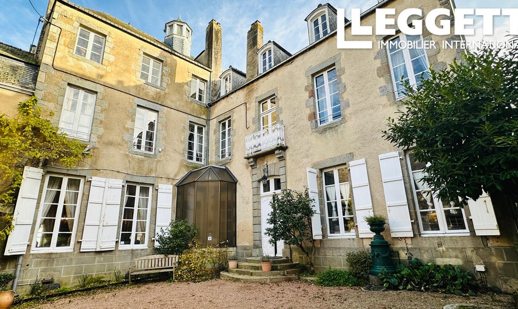 Élégant Hôtel Particulier Dans Fougerolles Du Plessis, Pays De La Loire ...
