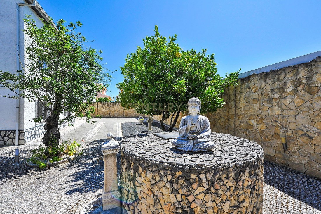 Stunning 4 Bedroom Home With Dans Fernão Ferro, Setúbal Municipality ...