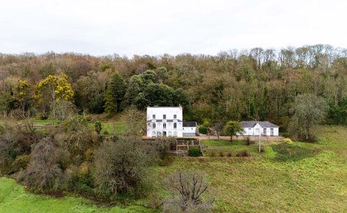 Luxury houses with garden for sale in West Hatch, England, United ...