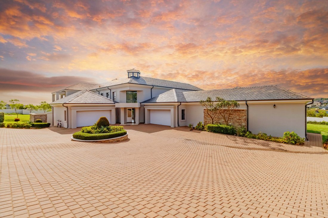 Eine Villa In Einem Equestrain Estate. In Midrand, Gauteng, Südafrika ...