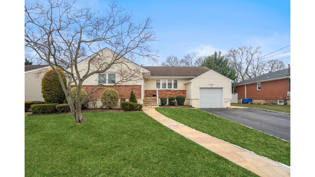 2046 Hancock Avenue North Dans The Bellmores, état De New York, états ...