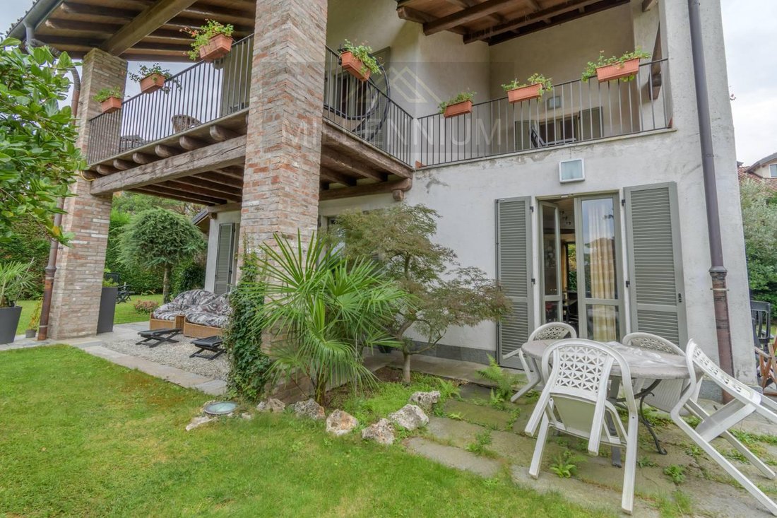 Villa Singola Via Grigioni En Arona, Piamonte, Italia En Venta (16876256)