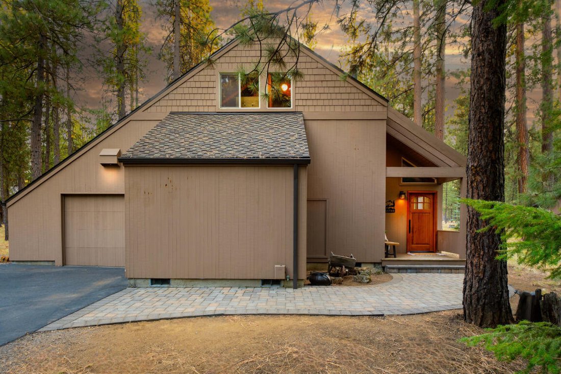 Single Family Residence In Black In Black Butte Ranch, Oregon, United ...