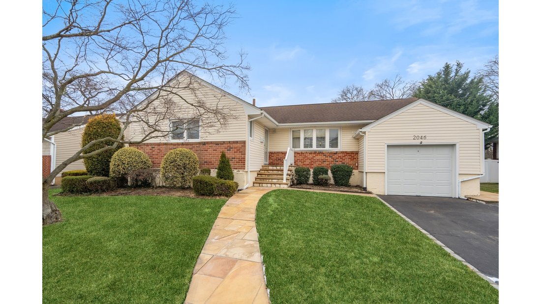 2046 Hancock Avenue North Dans The Bellmores, état De New York, états ...