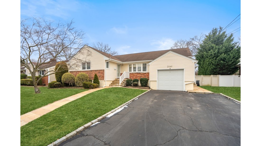 2046 Hancock Avenue North Dans The Bellmores, état De New York, états ...