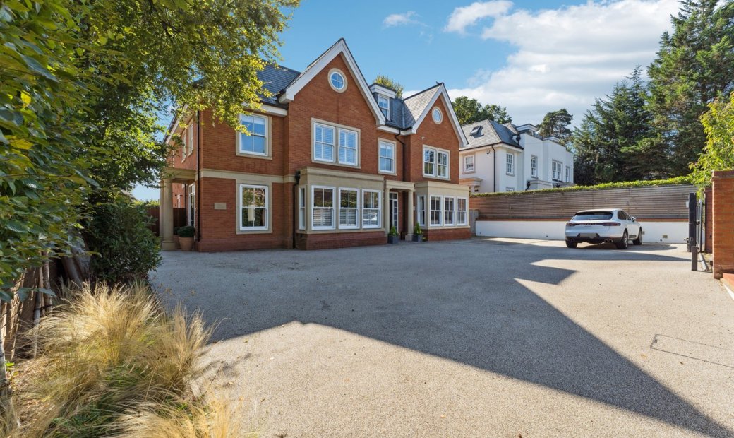 A Stunning And Spacious Mews Style In Gerrards Cross, England, United ...
