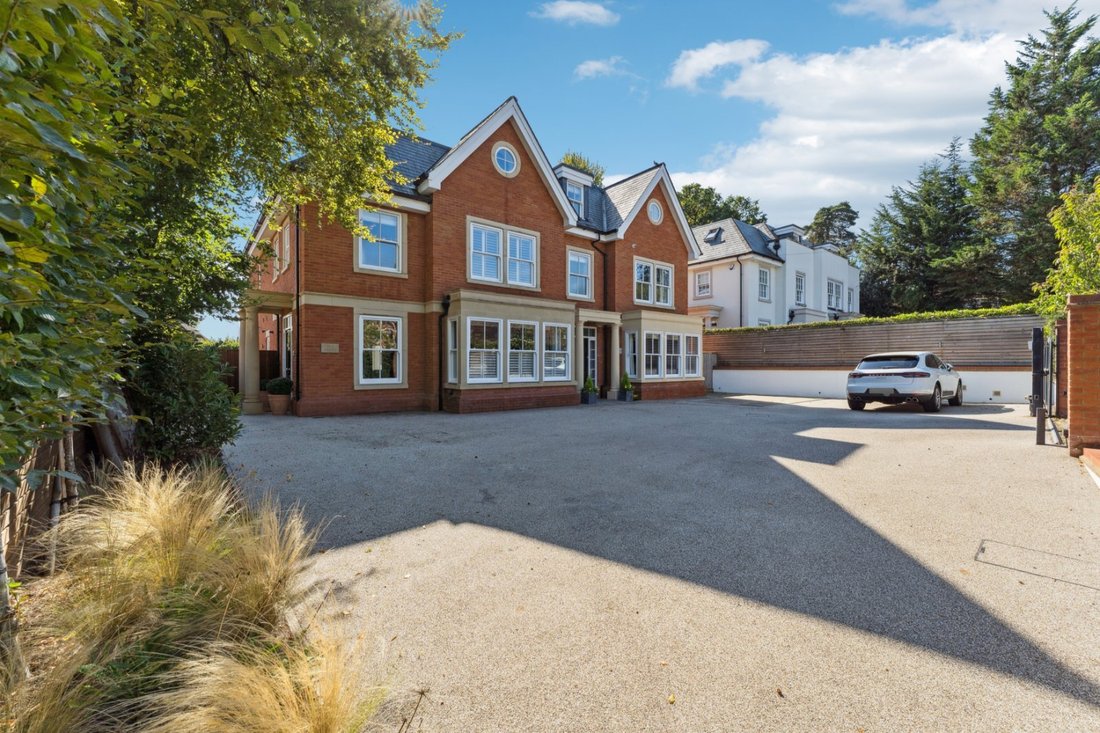 A Stunning And Spacious Mews Style In Gerrards Cross, England, United ...