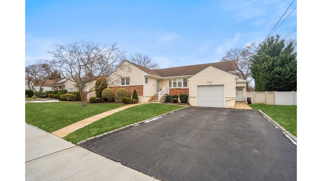 2046 Hancock Avenue North Dans The Bellmores, état De New York, états ...