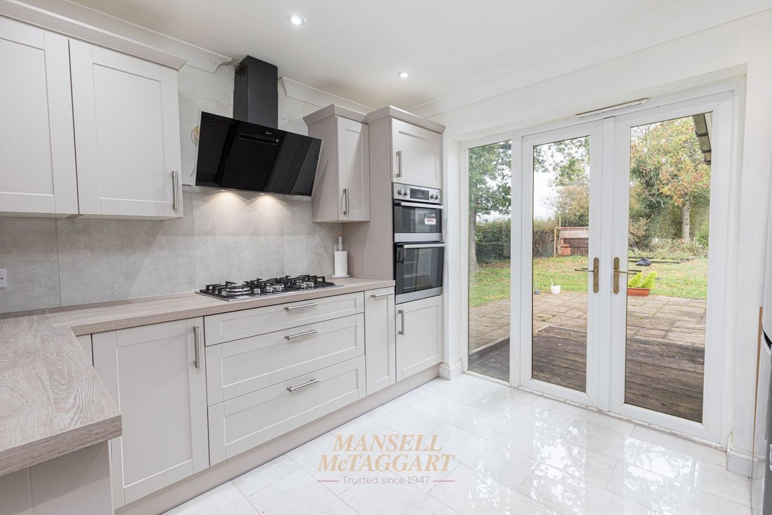 Bungalow Horley Dans Charlwood, Angleterre, Royaume Uni à Vendre (16880244)