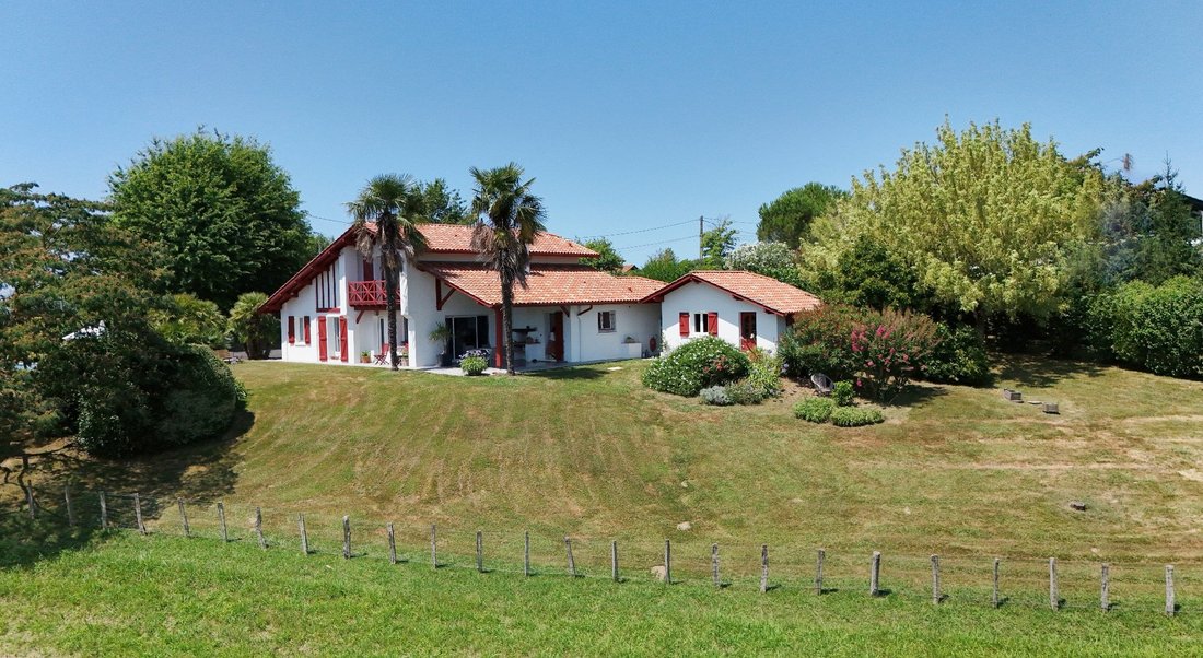 Jolie Villa Basco Landaise De Type T6 Dans Anglet, Nouvelle Aquitaine ...