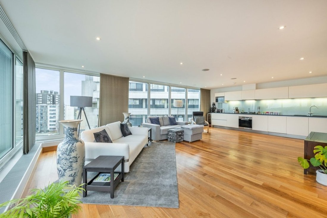2 Bedroom Flat For Sale In The Panoramic, In London, England, United ...